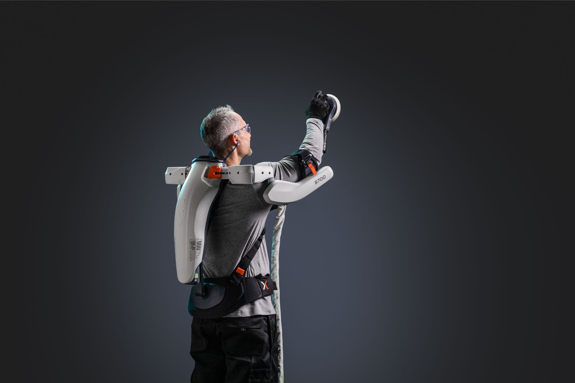 Festool-Tochter exoIQ stellt erstes aktives Exoskelett vor - Werkzeug ...